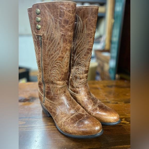 Ariat | Shoes | Ariat Uproar Distressed Leather Western Riding Boots ...